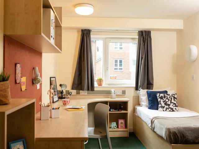 Nice double ensuite bedroom not far from the University of Leeds Has a Room