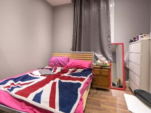 NICE DOUBLE ROOM IN CANDEM TOWN Has a Room