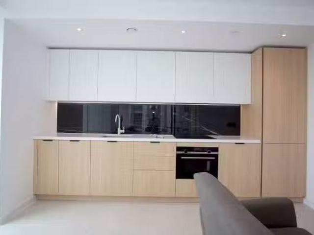 Just in! Flat to rent in Bouchon Point, 7 Cendal Crescent, Lon.