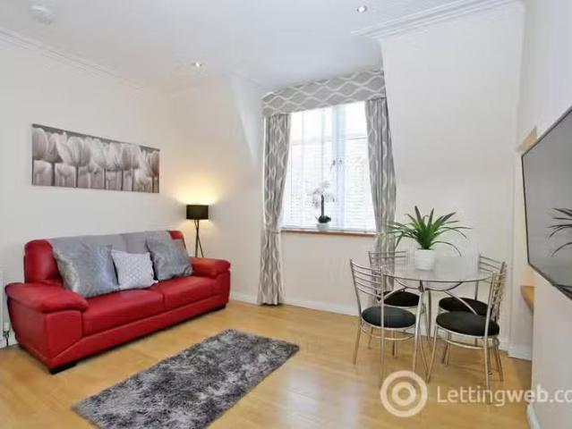 Cozy Property to rent in Great Northern Road, Second Floor Rig.