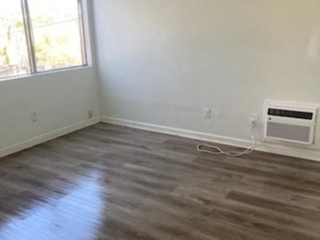 Nice room available NOW * 10 min SD