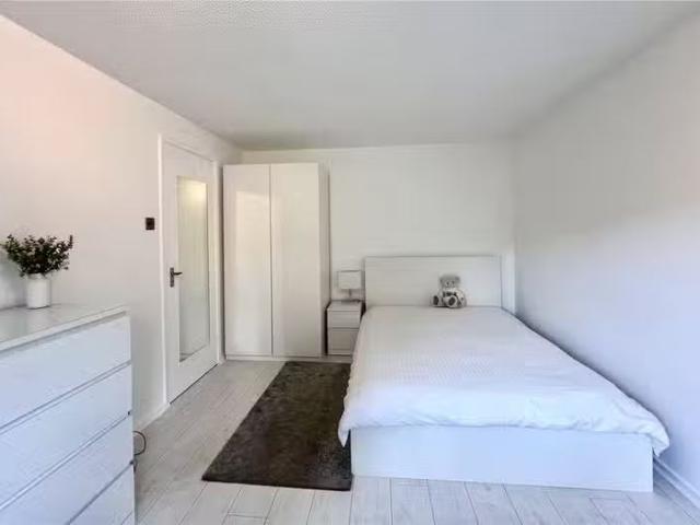 For Rent! Room to rent, Apeldoorn Drive, Wallington, SM6 £1,0.