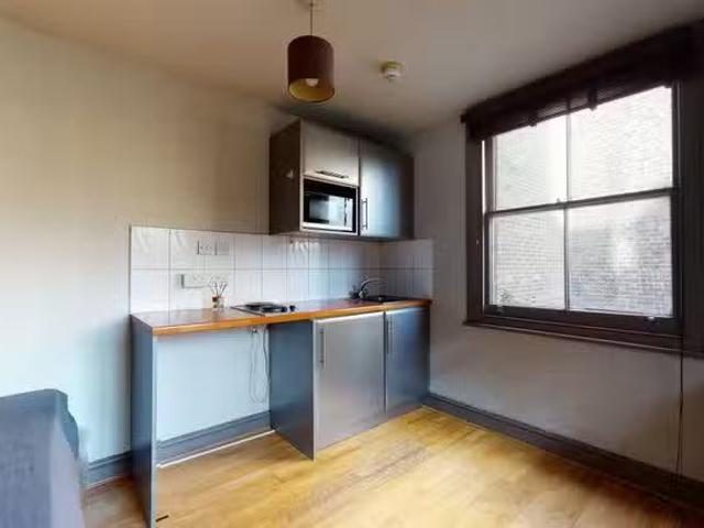 Unique Studio to rent in Kilburn High Road, London NW6