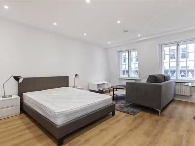 Charming Studio apartment for rent in Pleydell House, 3 Pleyde.