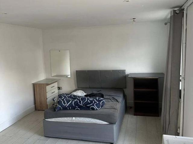 Nice studio flat Bills included in the rent!