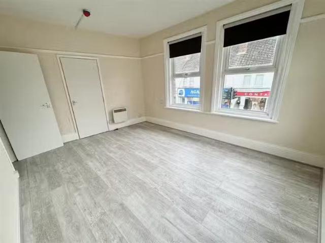 For Rent! Studio flat for rent in Ashley Road, Parkstone, Pool.
