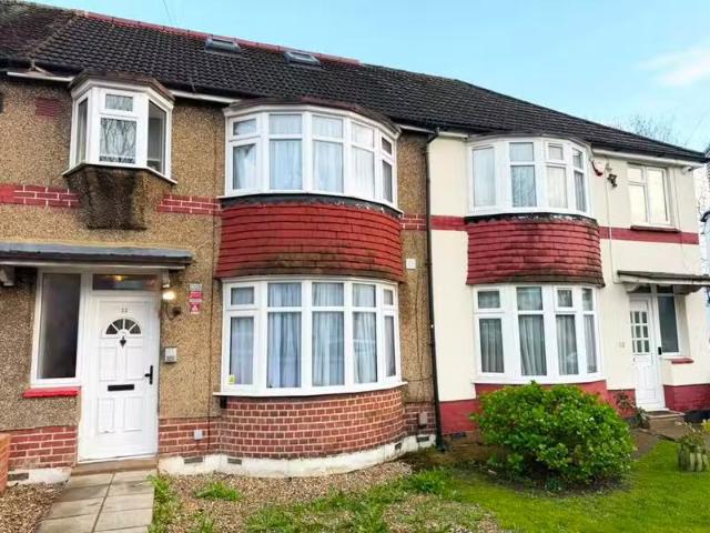 Cheap Studio flat for rent in Connaught Road, Harrow, Middlein.