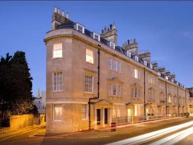 Unique Studio flat for rent in St. James's Parade, Bath, Somer.