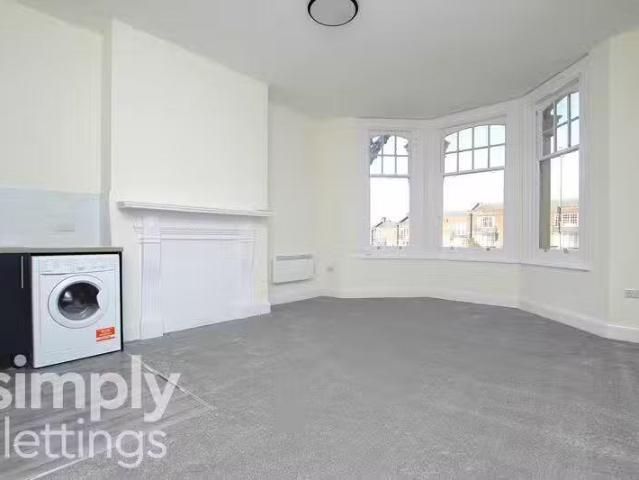 Nice Studio flat for rent in The Upper Drive, Hove, BN3