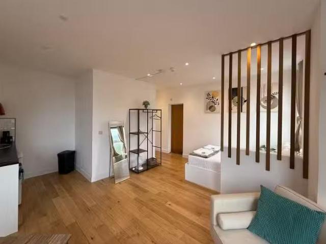 Cheap Studio flat for rent in West Hill Road, Bournemouth, Dor.