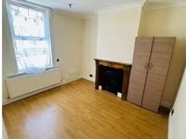 Unique Semi detached house to rent in Britton Street, Gilingha.