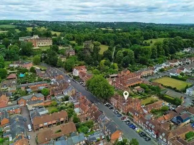 Rental! Semi detached house to rent in Castle Street, Farnham.