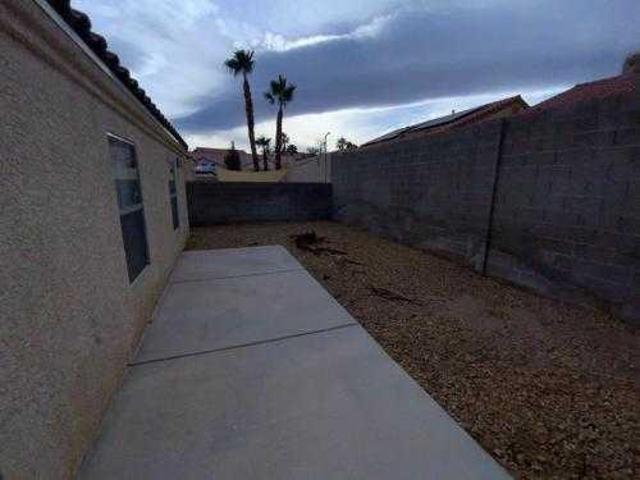 NICE SINGLE 3 BEDROOM, 2 BATHS HOME IN SUMMERLIN!