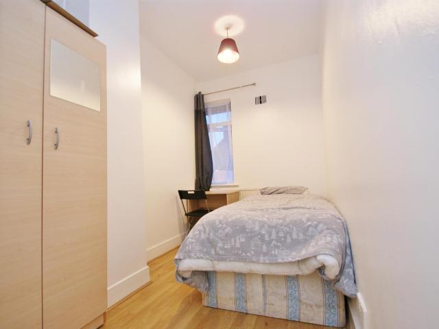 Nice single bedroom near the Wormwood Scrubs park Has a Room