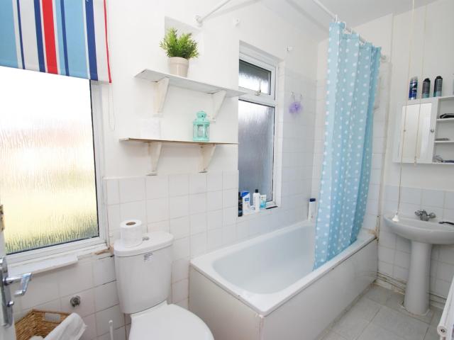 Nice single bedroom near the Wormwood Scrubs park Has a Room