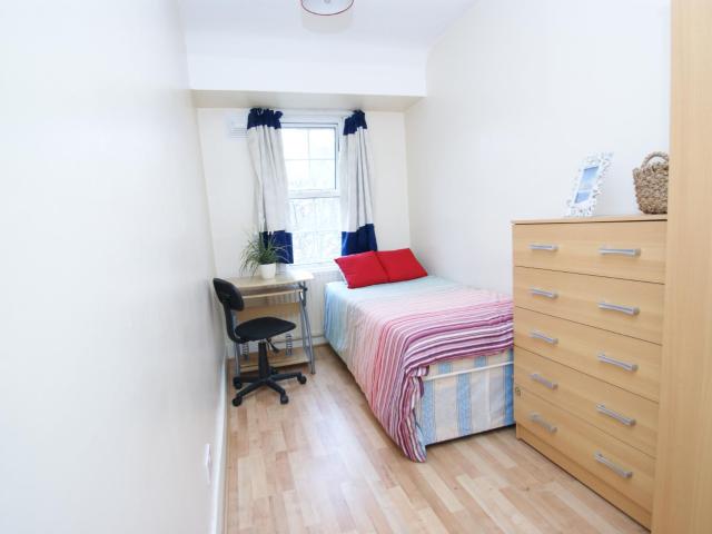 Nice single bedroom in a student house, in Ealing Has a Room