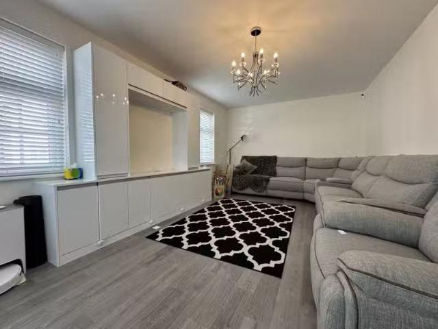 Rental! Wisteria Close, WARWICK