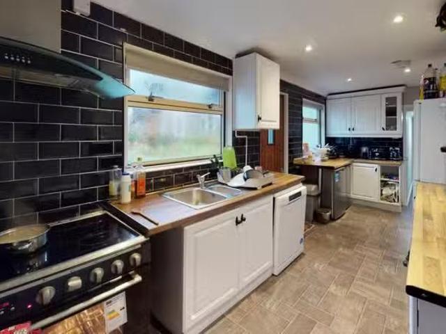 Cozy 10 bedroom end of terrace house for rent in Fishponds Roa.