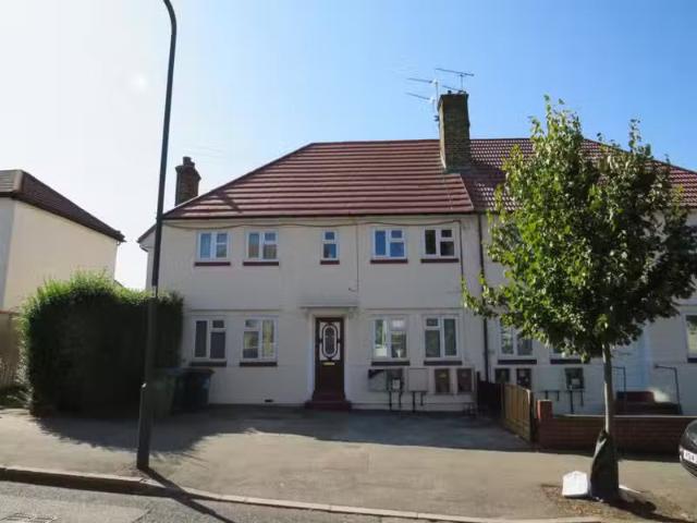 Charming 1 BA 3 bedroom maisonette for rent in Lyon Park Avenu.