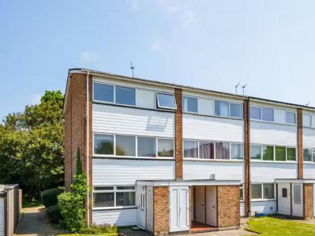 Nice 1 BA 3 bedroom maisonette for rent in Woodcote Drive, Orp.