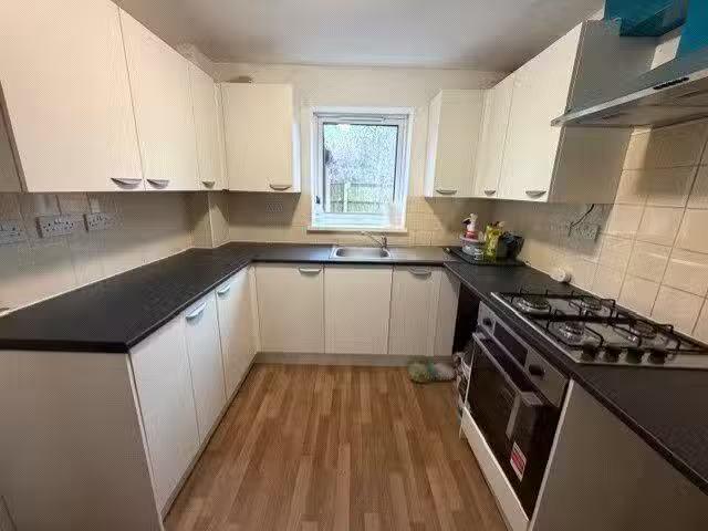 Cozy 1 BA 3 bedroom Mid Terrace House to rent, Croft Pool, Bed.