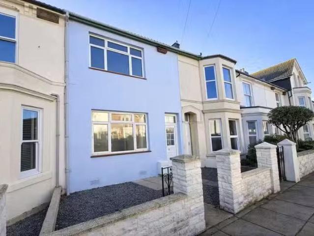 Cheap 1 BA 3 bedroom Mid Terrace House to rent, Inglis Road, S.