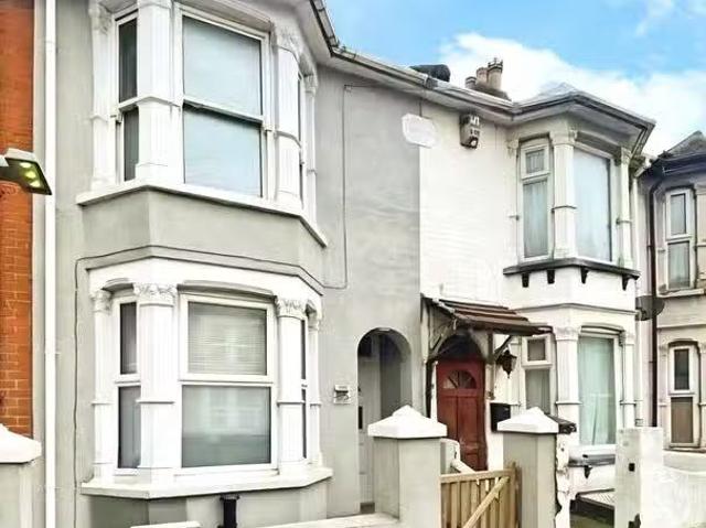 Nice 1 BA 3 bedroom Mid Terrace House to rent, Rainham Road, G.