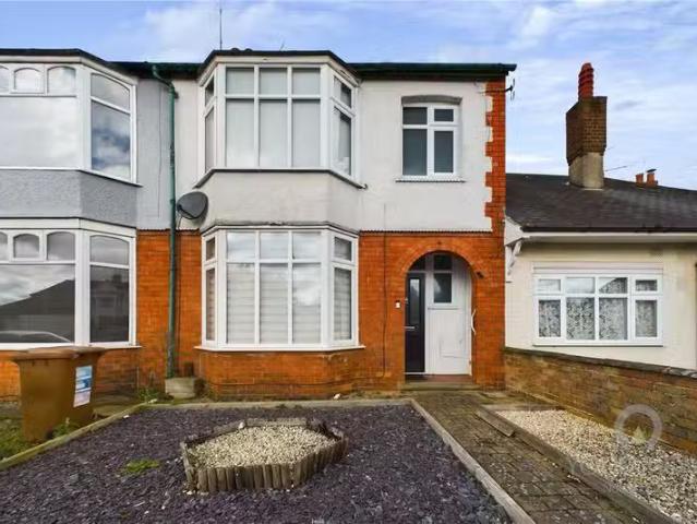 Nice 1 BA 3 bedroom Mid Terrace House to rent, The Drive, Nort.