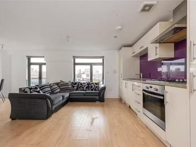 Unique 1 BA 3 bedroom apartment for rent in Georges Lane, Sout.