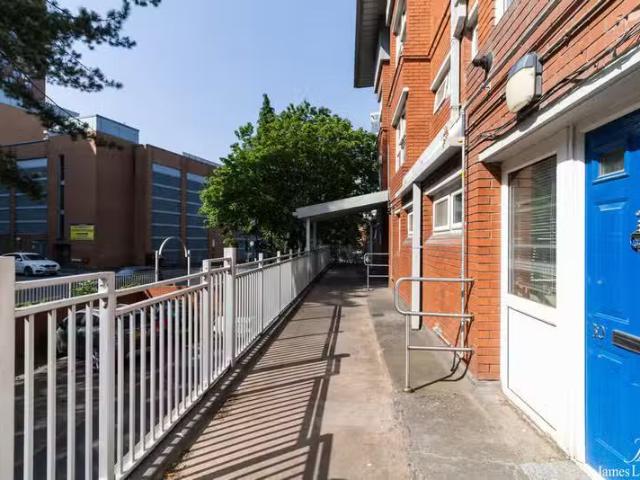 Nice 1 BA 3 bedroom apartment for rent in Moss House Close, Bi.