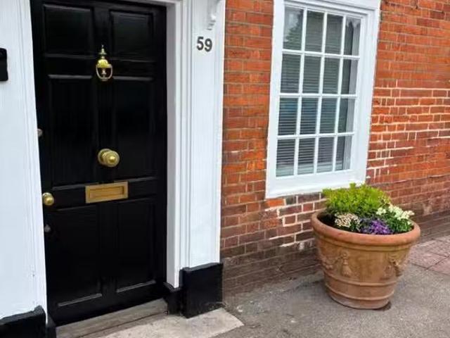 Unique 1 BA 3 bedroom cottage for rent in High Street, Chobham.