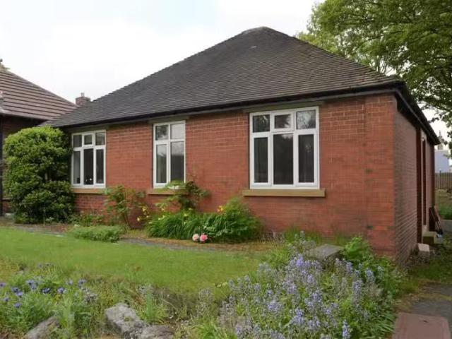 Rental! 1 BA 3 bedroom detached bungalow for rent in Daisy Lea.