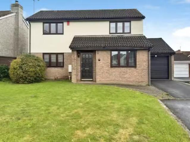 Cozy 1 BA 3 bedroom detached house for rent in Broadoak Road.