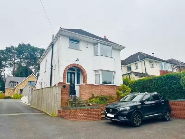 Cozy 1 BA 3 bedroom detached house for rent in Broadstone, Po.