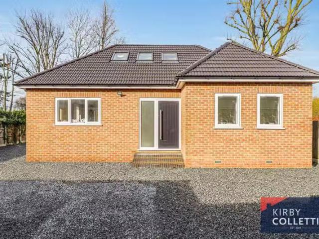 Nice 1 BA 3 bedroom detached house for rent in Holdbrook North.