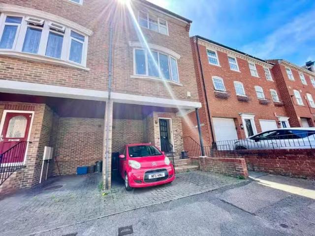 Unique 1 BA 3 bedroom end of terrace house for rent in Albert.