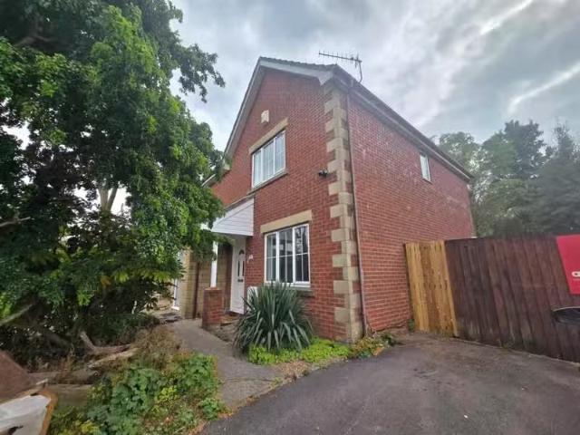 Cheap 1 BA 3 bedroom end of terrace house for rent in Cwrt Nan.