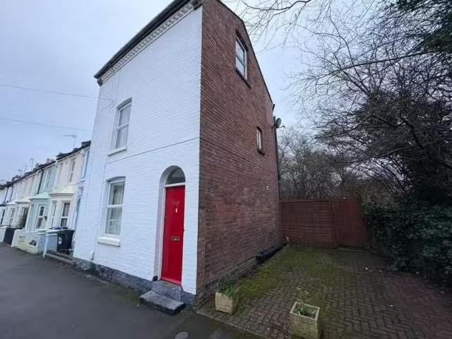 Charming 1 BA 3 bedroom end of terrace house for rent in Chesh.