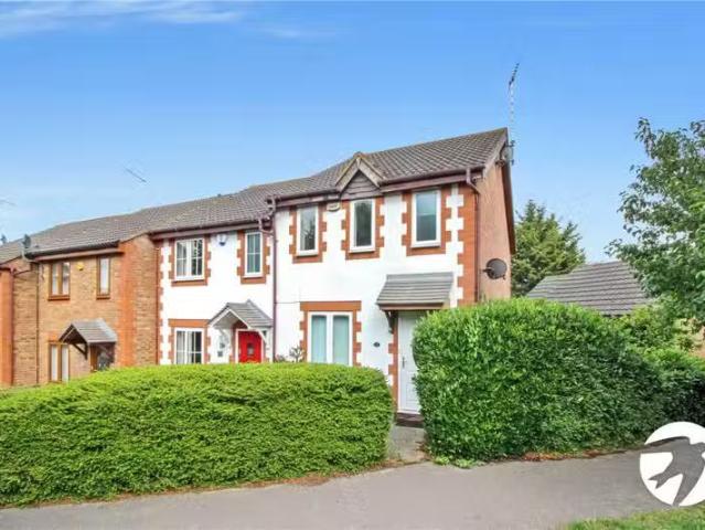 Nice 1 BA 3 bedroom end of terrace house for rent in Rosebank.