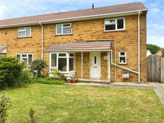 Nice 1 BA 3 bedroom end of terrace house for rent in Sycamore.