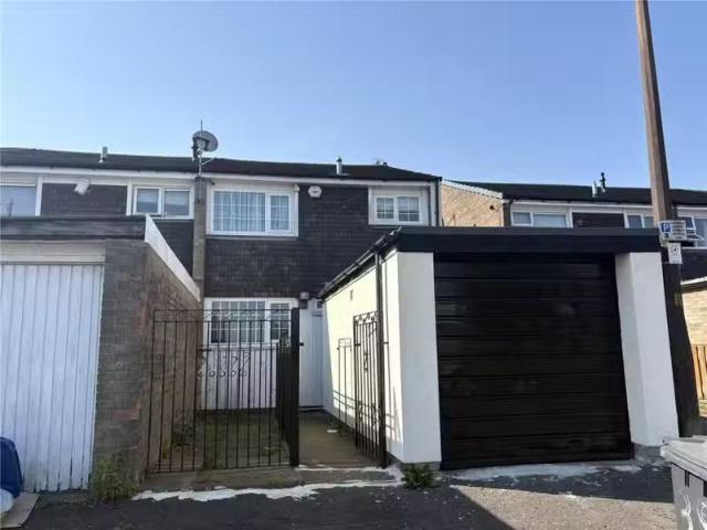 Nice 1 BA 3 bedroom end of terrace house for rent in Scotland.