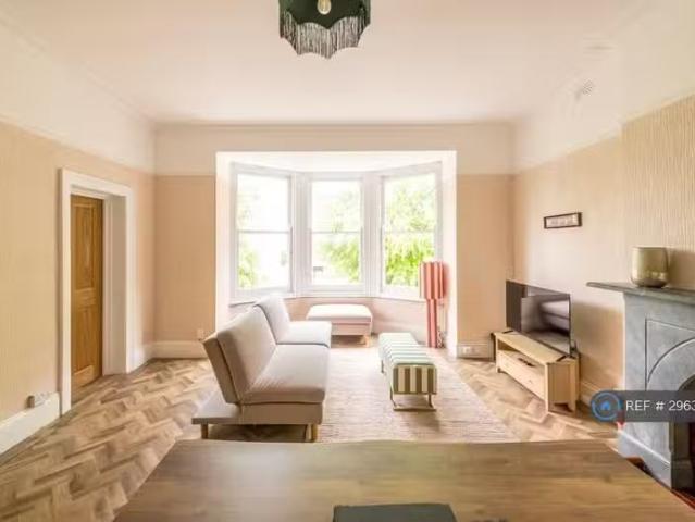 For Rent! 1 BA 3 bedroom flat for rent in Alma Road, Bristol.