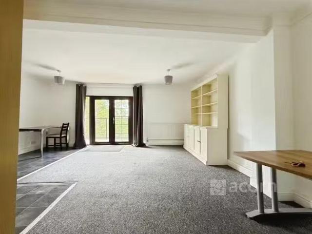 Cheap 1 BA 3 bedroom flat for rent in Mounts Road Greenhithe DA9