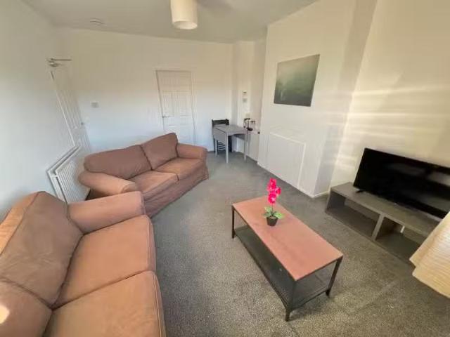 Nice 1 BA 3 bedroom flat for rent in North Anderson Drive, Abe.