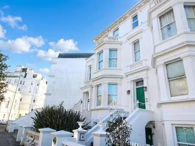Nice 1 BA 3 bedroom flat for rent in Silverdale Road, Balmoral.