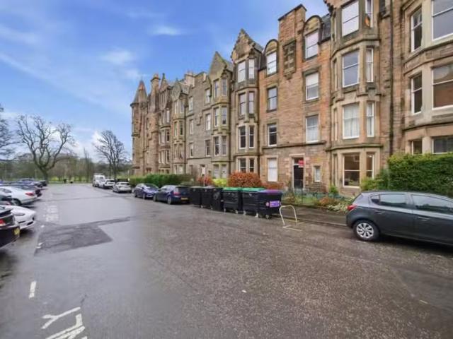 Just in! 1 BA 3 bedroom flat for rent in Spottiswoode Street.