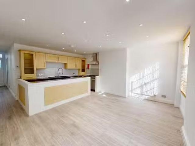For Rent! 1 BA 3 bedroom flat for rent in Park Crescent, Brigh.