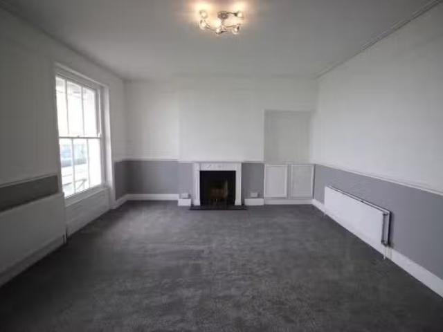 Cheap 1 BA 3 bedroom flat for rent in Royal Crescent, St. Augu.