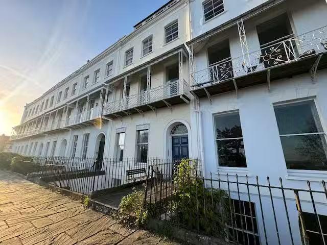 Nice 1 BA 3 bedroom flat for rent in Royal York Crescent, BRIS.