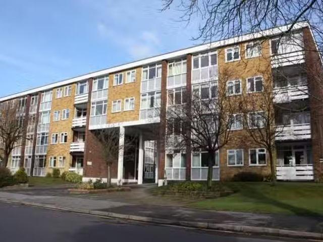 Charming 1 BA 3 bedroom flat for rent in Radstone Court, Wokin.